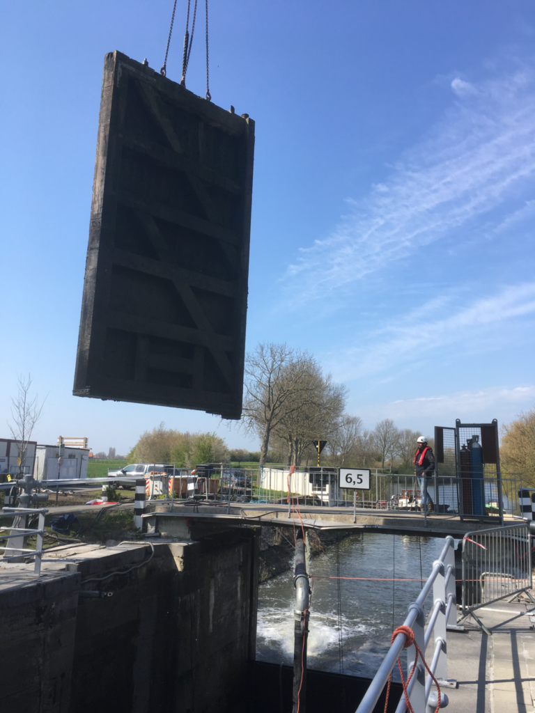 Removal of Boezinge Sas lock gates - Submar | Subsea Services